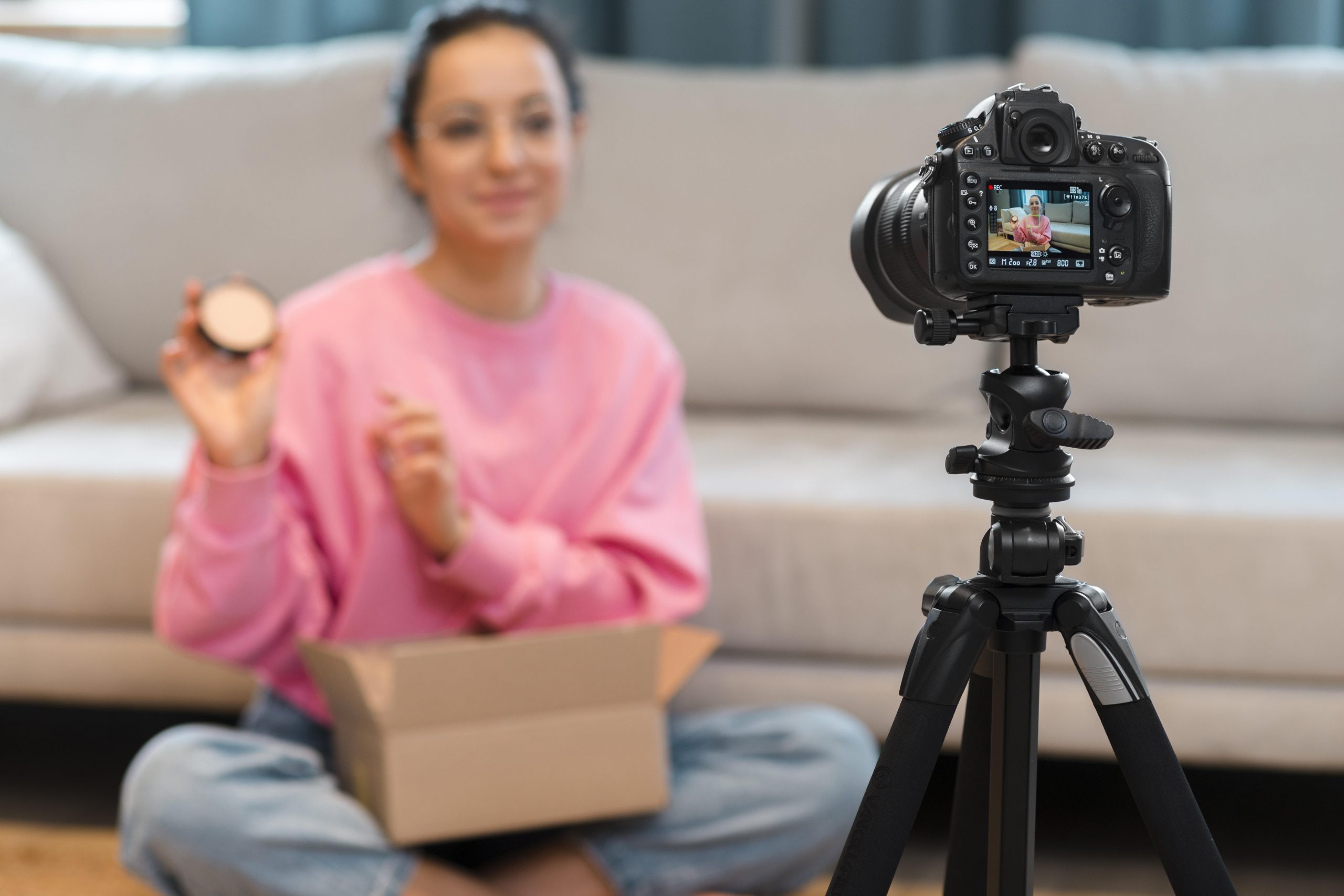 Wajib Tahu, Ternyata Ini Pentingnya Membuat Video Unboxing Bagi Pebisnis!