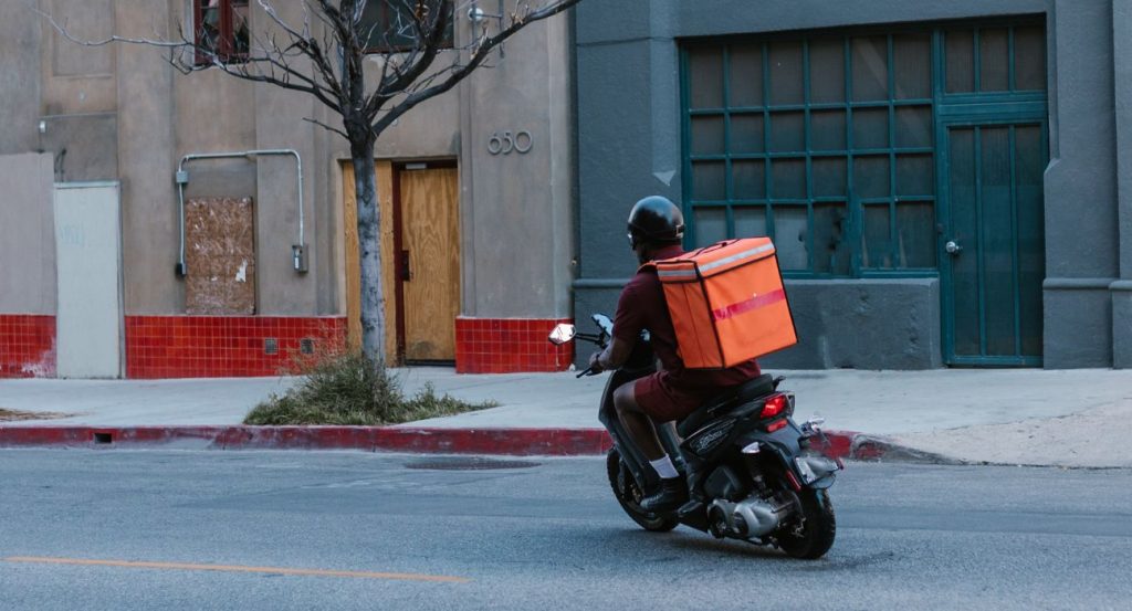 Mengenal Apa itu Pengiriman Kilat, Cara Kerja, & Keuntungannya